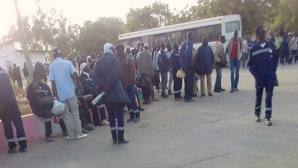 Des travailleurs des Industries Chimiques du Sénégal (ICS) ont observé ...