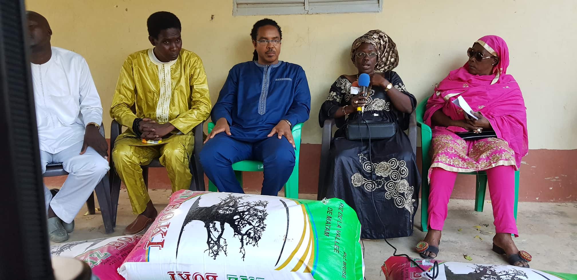 Vidéo/ La première Dame Marième Fall Sall offre 3 t de riz aux ...