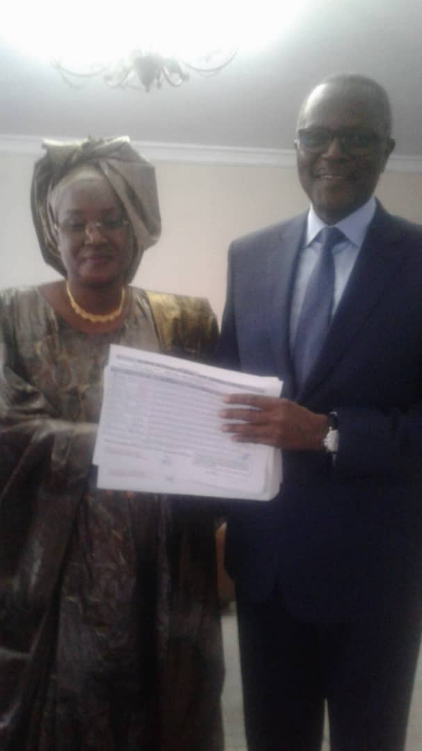 Mme Fofana Fatimata Binetou Name remet 1020 parrainages au Président ...