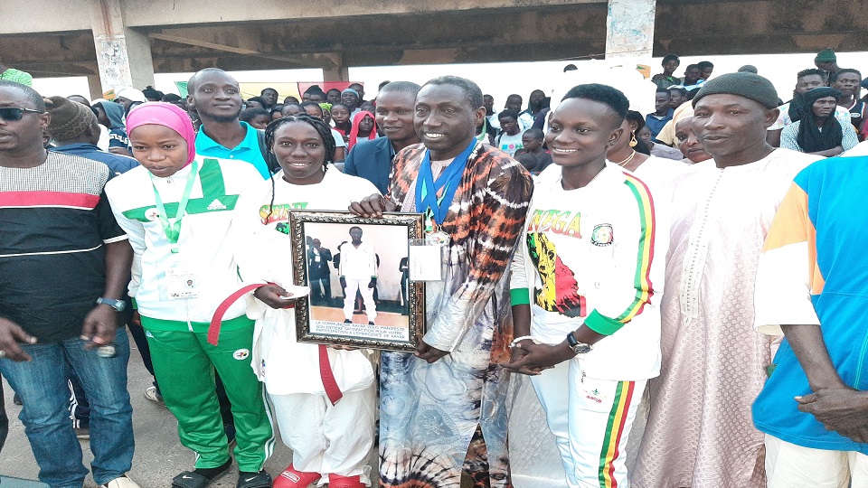 Vidéo/ Cayar porte en triomphe Maïmouna Niang, qui a remporté la ...