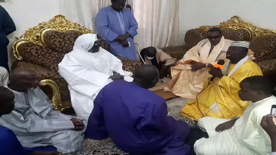 Vidéo/ Chérif Nehmé Aïdara Khalif Abdou Aziz Aïdara, reçu à Touba par ...