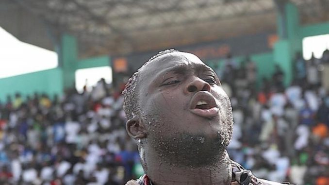 Lutte: Modou Lo conserve sa couronne devant Boy Niang 2 - thies24 le ...